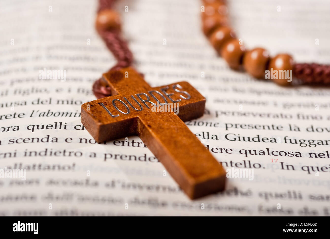 Kreuz und bibel -Fotos und -Bildmaterial in hoher Auflösung – Alamy