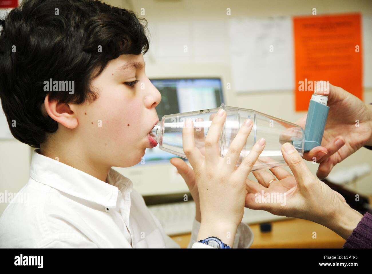 Asthmatische Kind Einatmen Bronchodilatator Aerosol mit einer ...