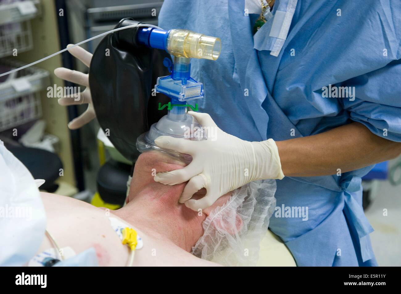 Patienten unter Vollnarkose, mit Unterstützung der Atmung Maske ...