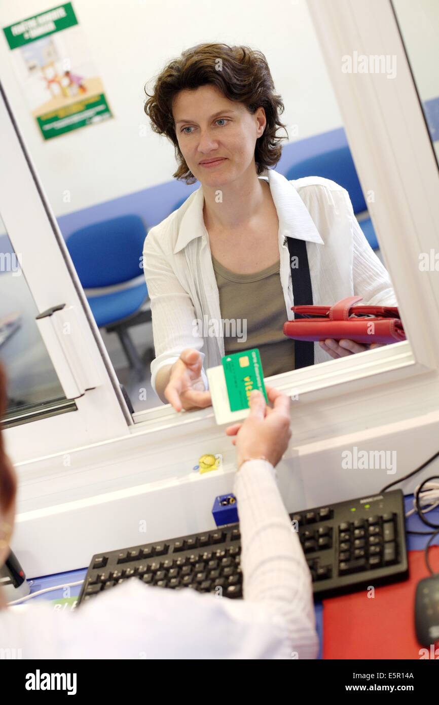 Die Frau am Schalter Aufnahme der Notaufnahme des Krankenhauses ...