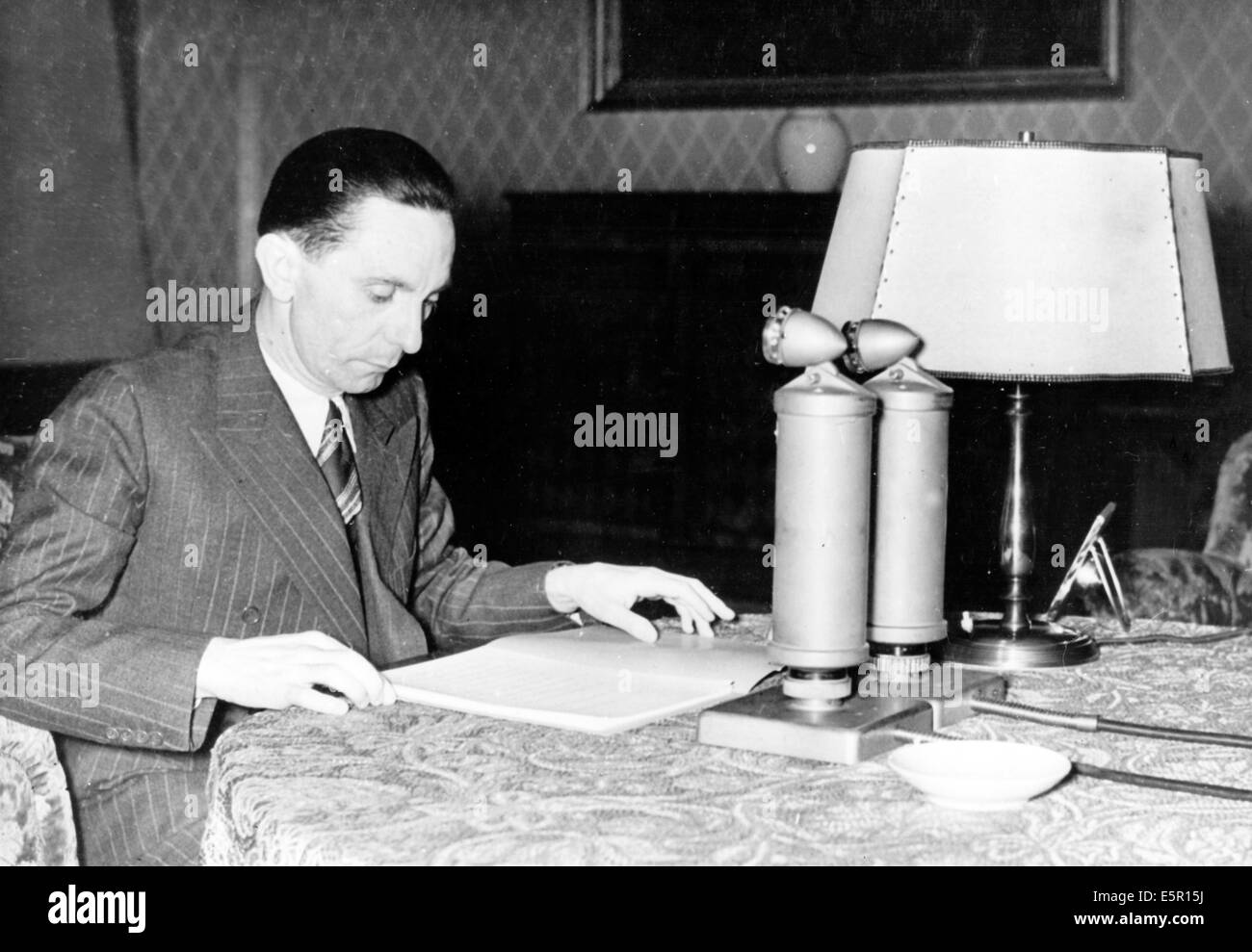 Rede zum zweiten weltkrieg Schwarzweiß-Stockfotos und -bilder - Alamy