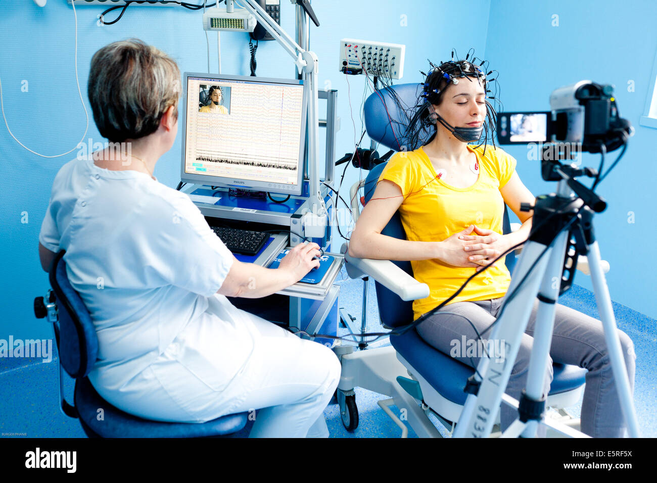 Eeg untersuchung -Fotos und -Bildmaterial in hoher Auflösung – Alamy