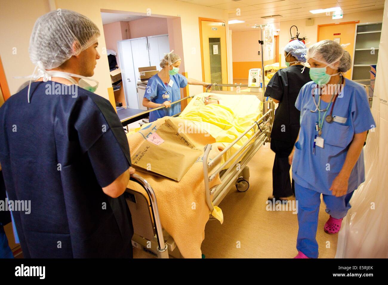 Ein Patient nach der Operation, Lariboisière Krankenhauses ...