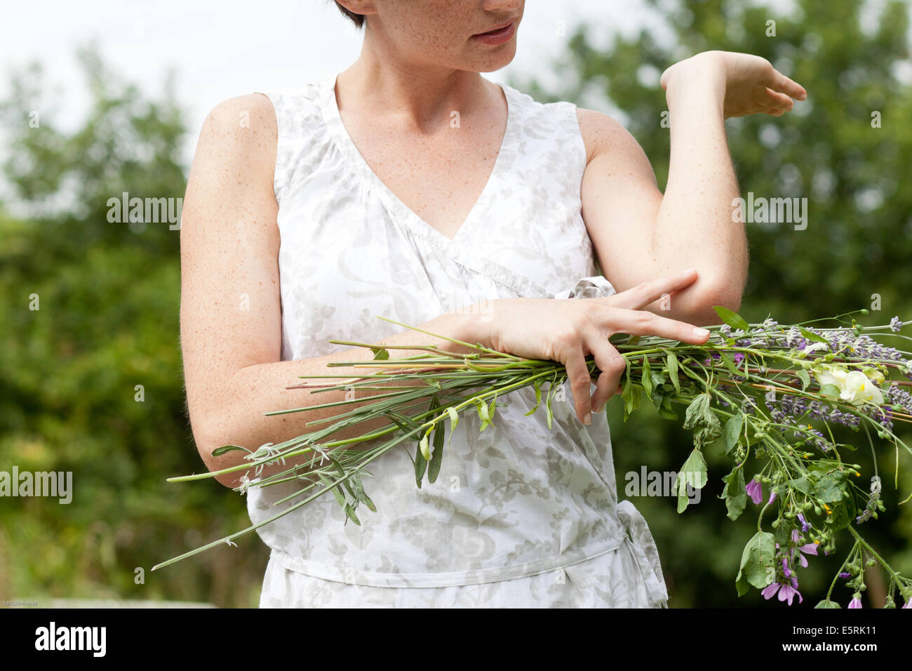 Einen arm kratzen -Fotos und -Bildmaterial in hoher Auflösung – Alamy