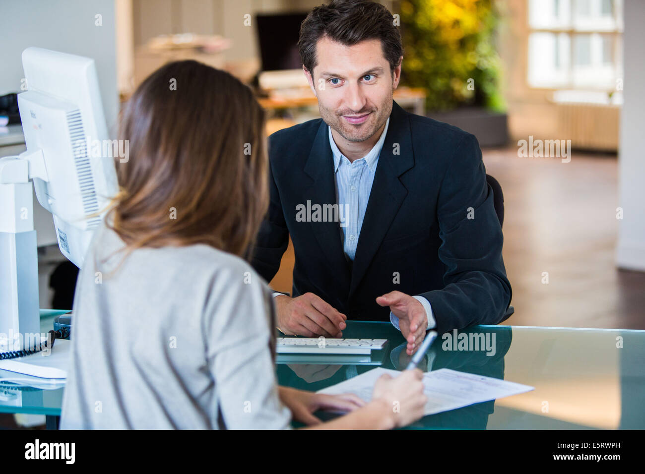 Mann und Frau diskutieren Stockfotografie - Alamy