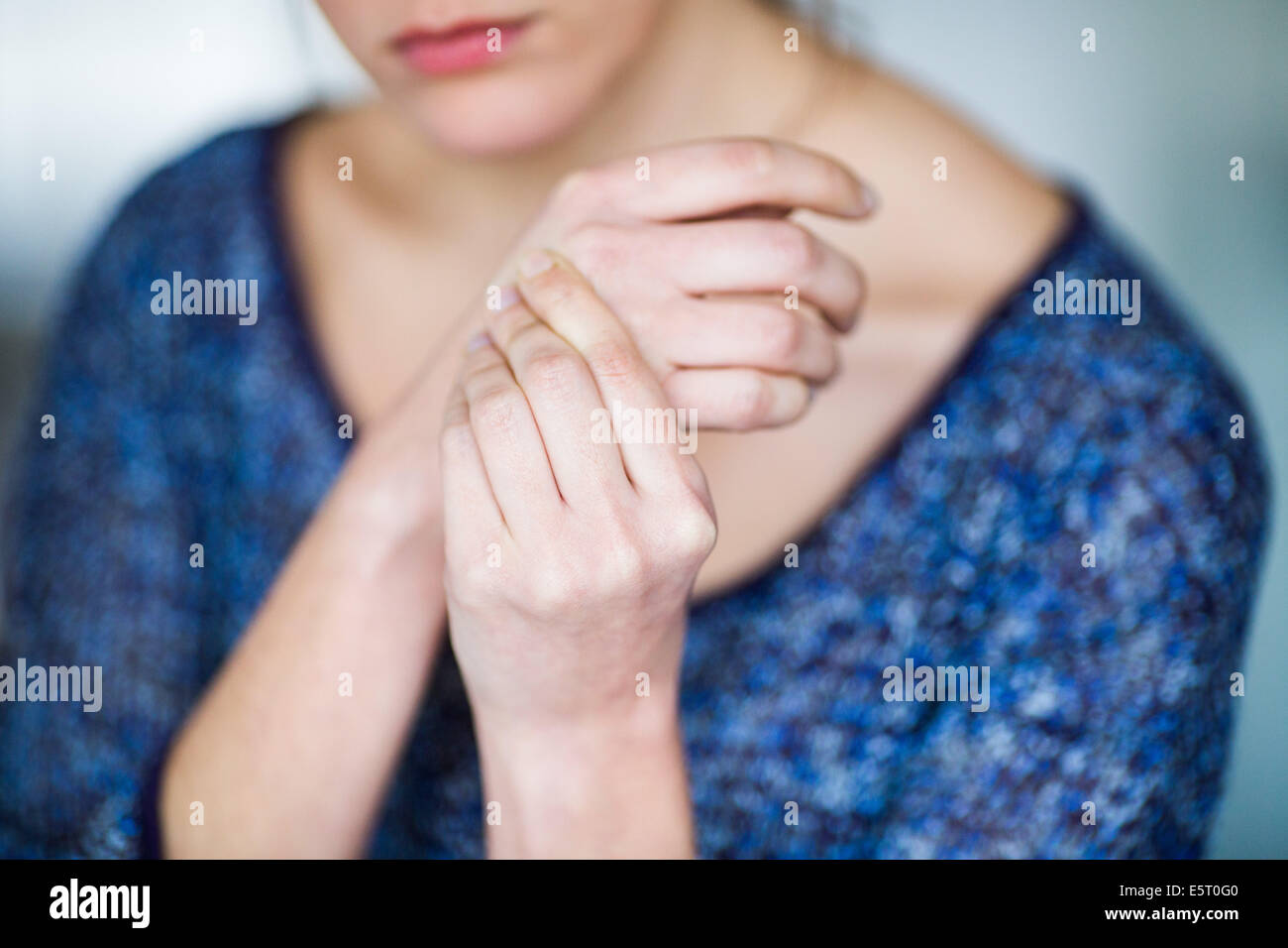 Gelenke hand schmerz -Fotos und -Bildmaterial in hoher Auflösung – Alamy