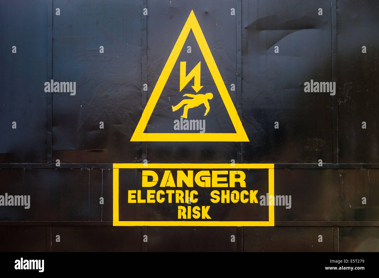 Warnung vor der Gefahr der obenliegenden Stromleitungen mit hoher ...