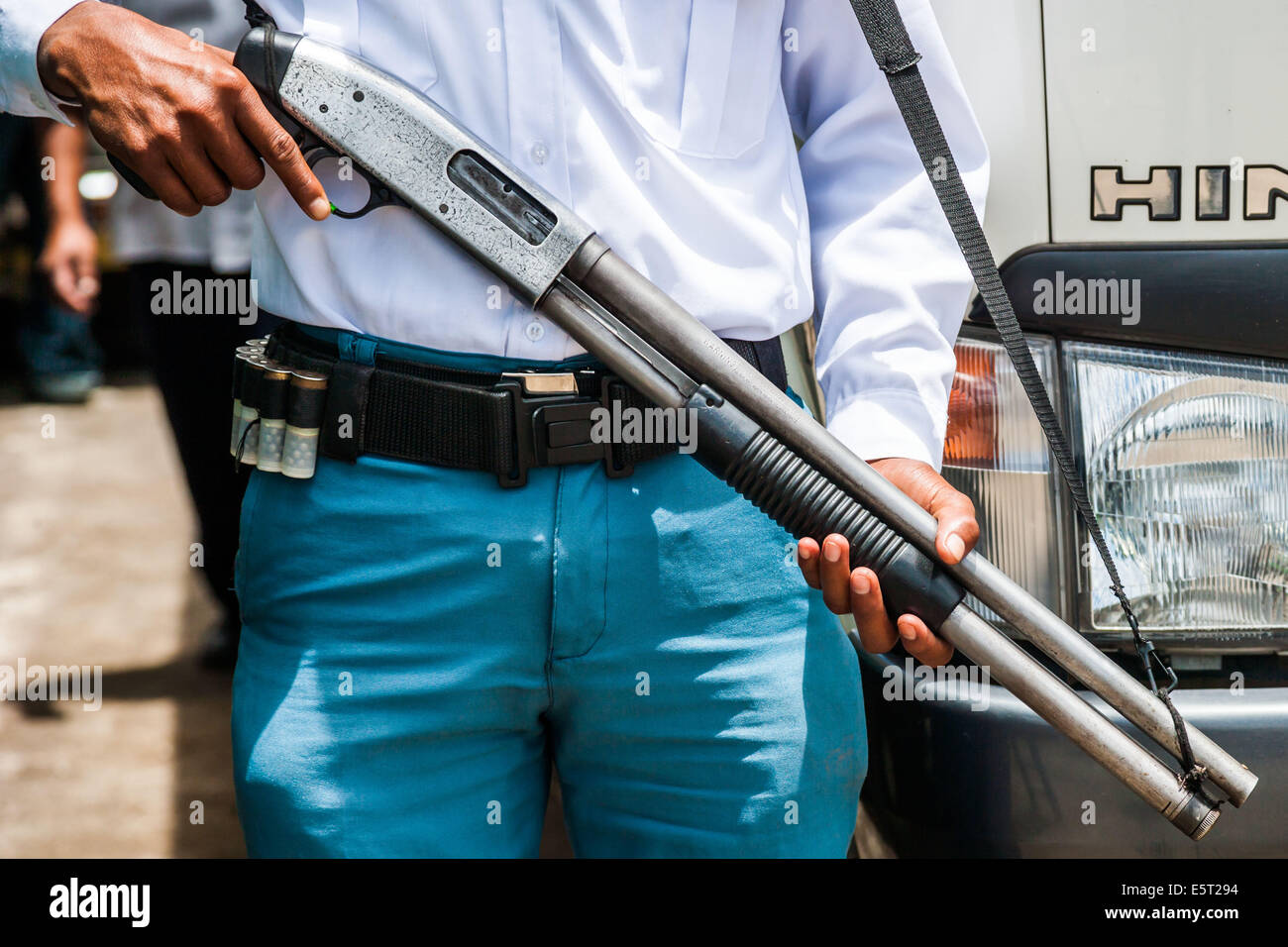 Mann mit gewehr -Fotos und -Bildmaterial in hoher Auflösung – Alamy