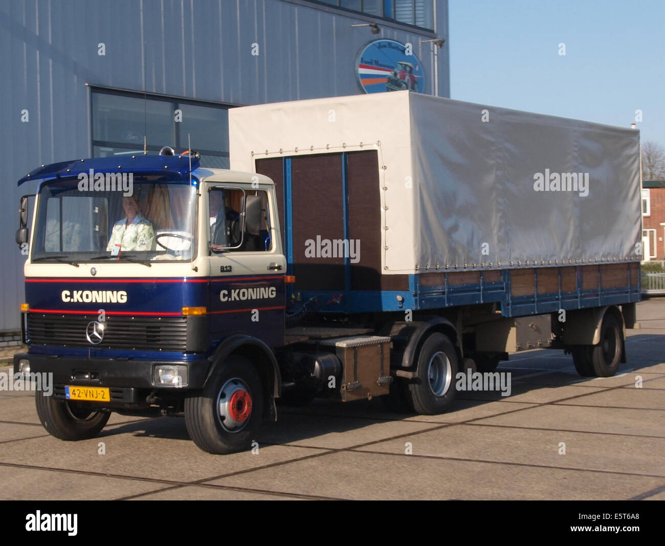 MERCEDES-BENZ LP 813 (1983) Lizenz 42-VNJ-2 pic1 Stockfotografie - Alamy
