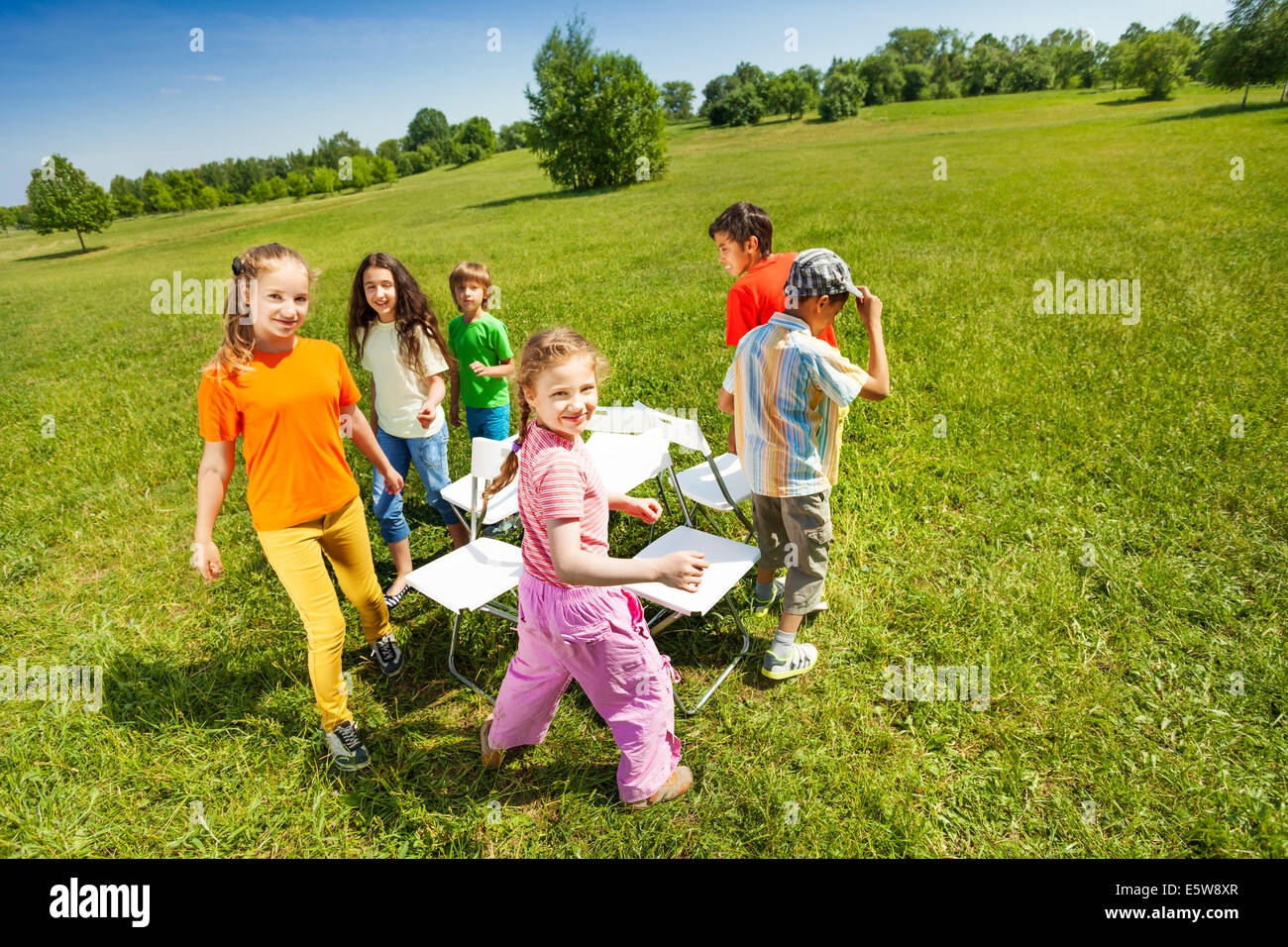 Kind, laufen, gehen, spazieren -Fotos und -Bildmaterial in hoher ...