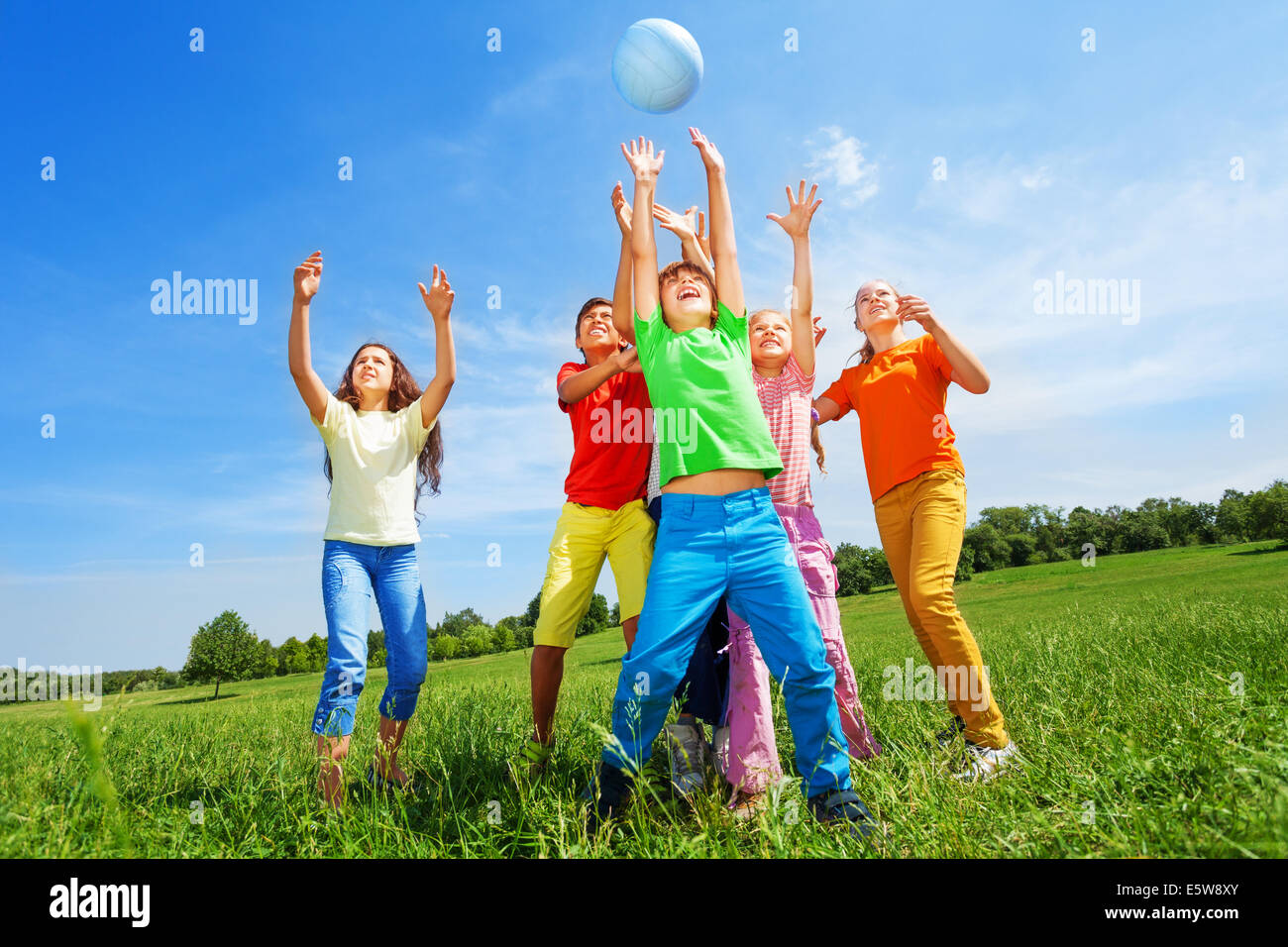 Kinder spielen fangen -Fotos und -Bildmaterial in hoher Auflösung – Alamy