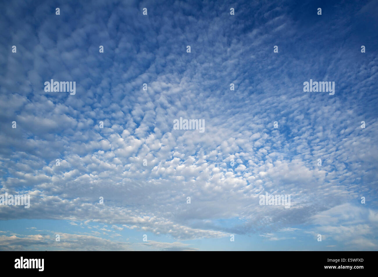 Altocumulus clouds germany -Fotos und -Bildmaterial in hoher Auflösung ...