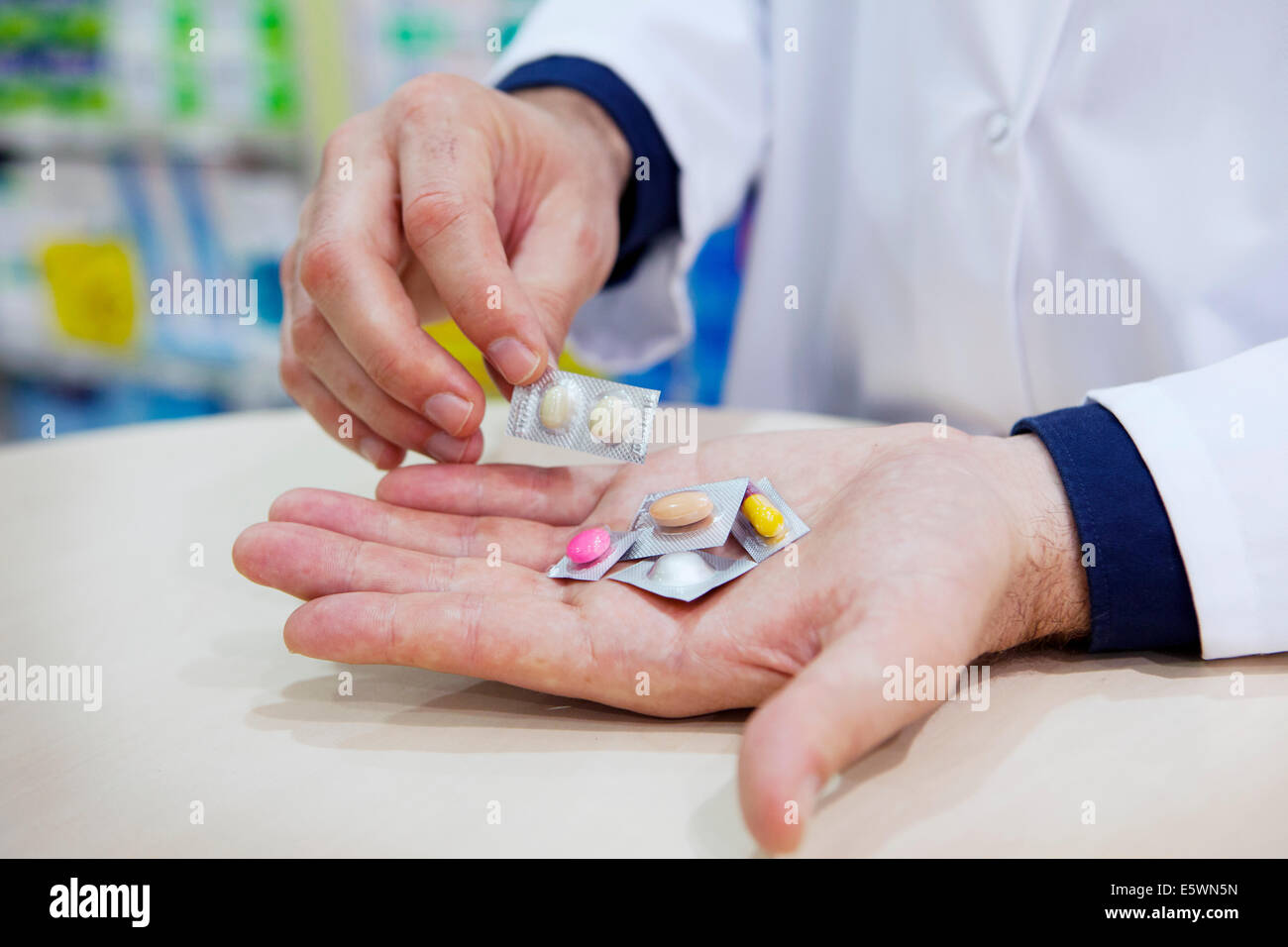 Apotheker professionell -Fotos und -Bildmaterial in hoher Auflösung – Alamy