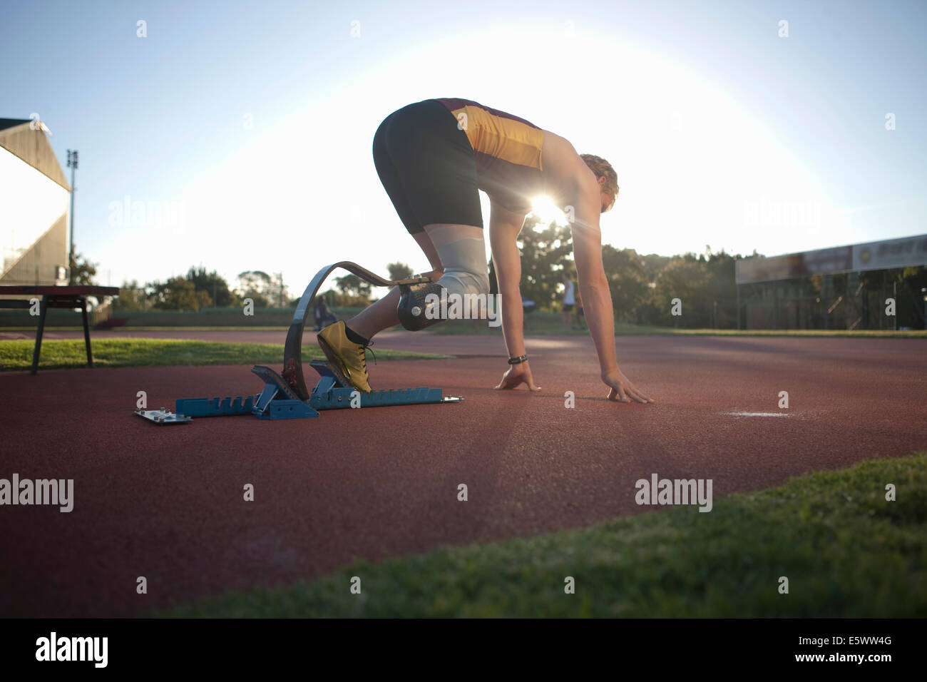 Sprinter start position on track -Fotos und -Bildmaterial in hoher ...