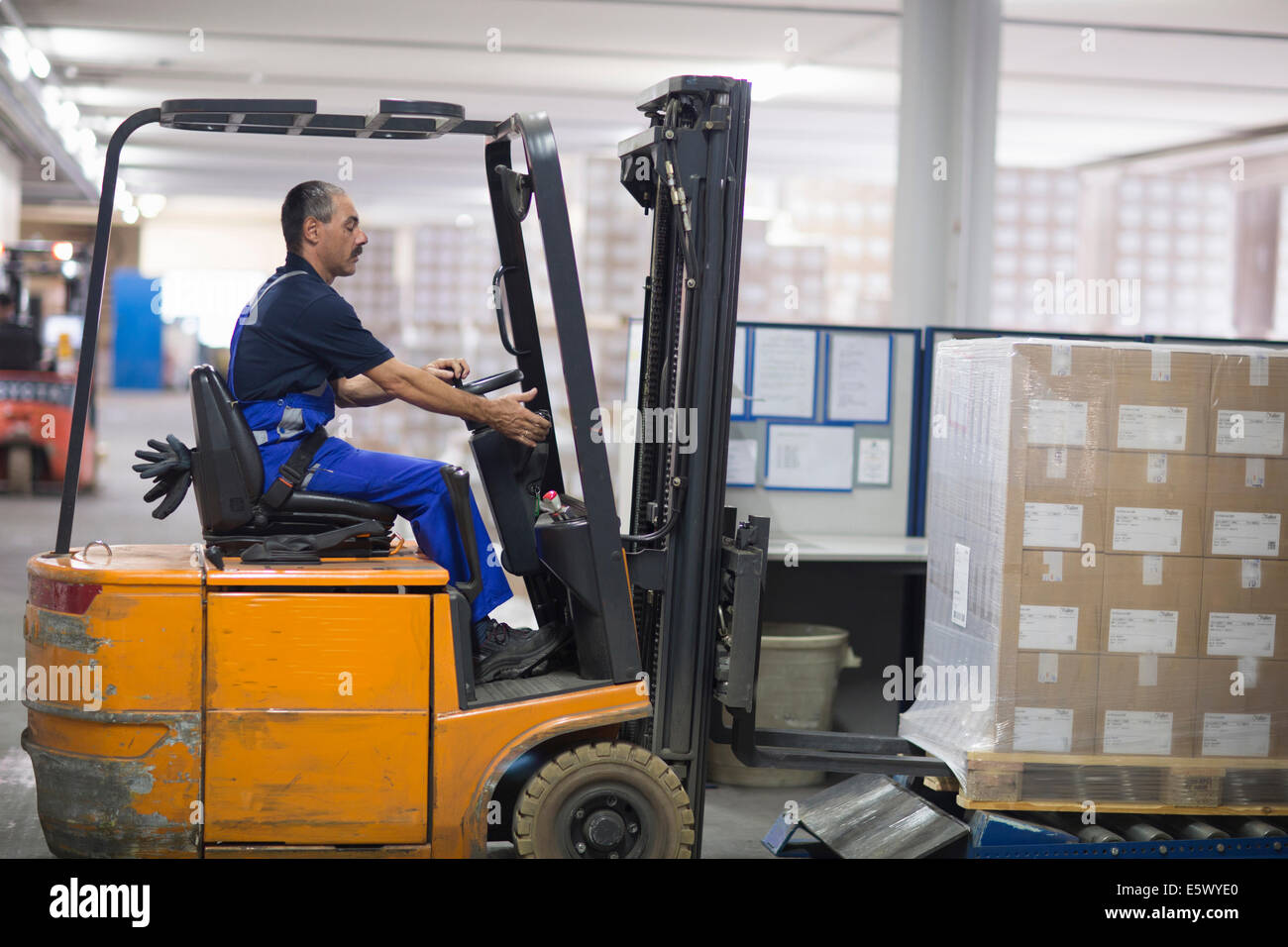 Lift truck -Fotos und -Bildmaterial in hoher Auflösung – Alamy