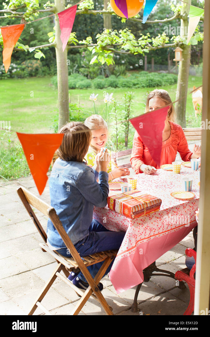 Kinder am tisch -Fotos und -Bildmaterial in hoher Auflösung – Alamy