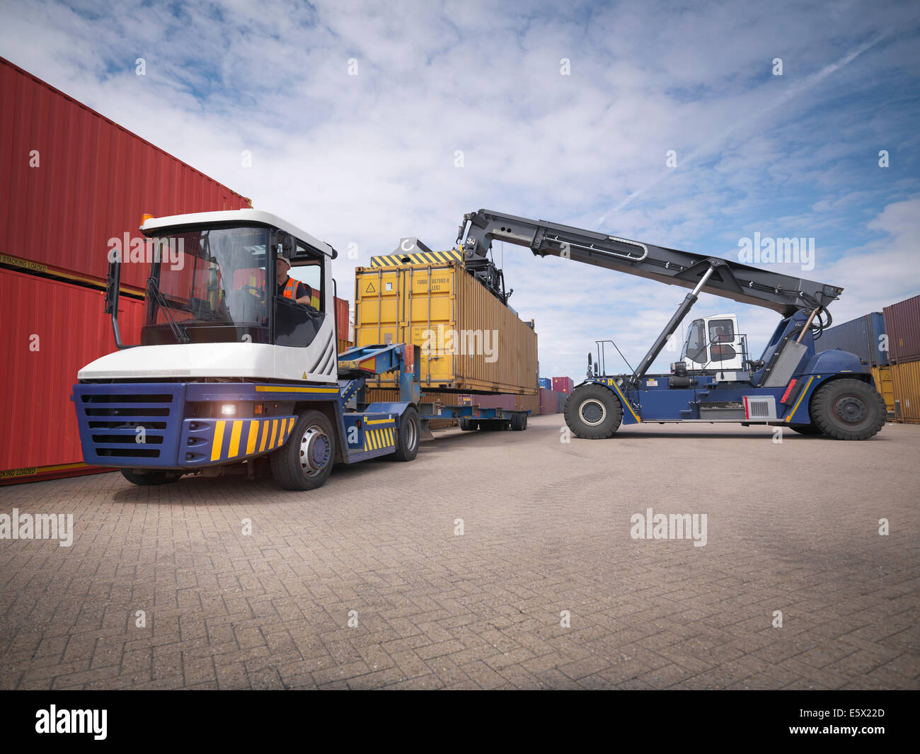 Laden Kran stapelbare Container vom LKW im Hafen Stockfotografie - Alamy