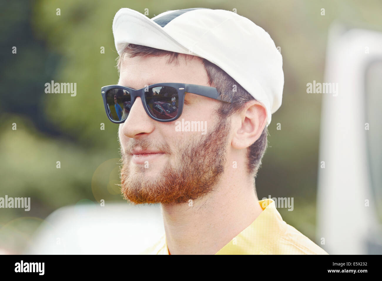 Sonnenbrille auf dem kopf tragen -Fotos und -Bildmaterial in hoher ...