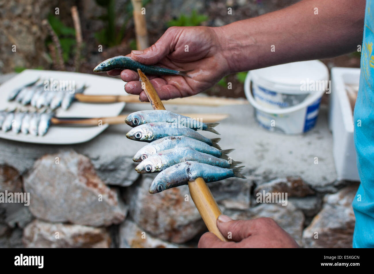 Espetos sardinen -Fotos und -Bildmaterial in hoher Auflösung – Alamy