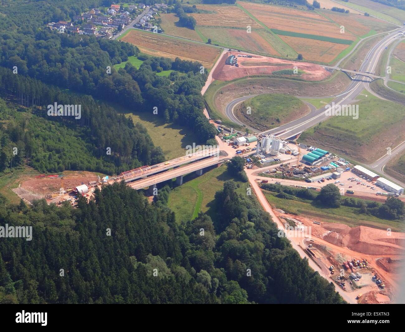 Luftaufnahme der Autobahn A44 in Hessen - Deutschland - Juli 2014 ...