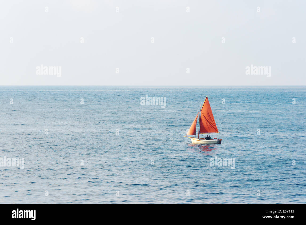 Kleines segelboot -Fotos und -Bildmaterial in hoher Auflösung – Alamy