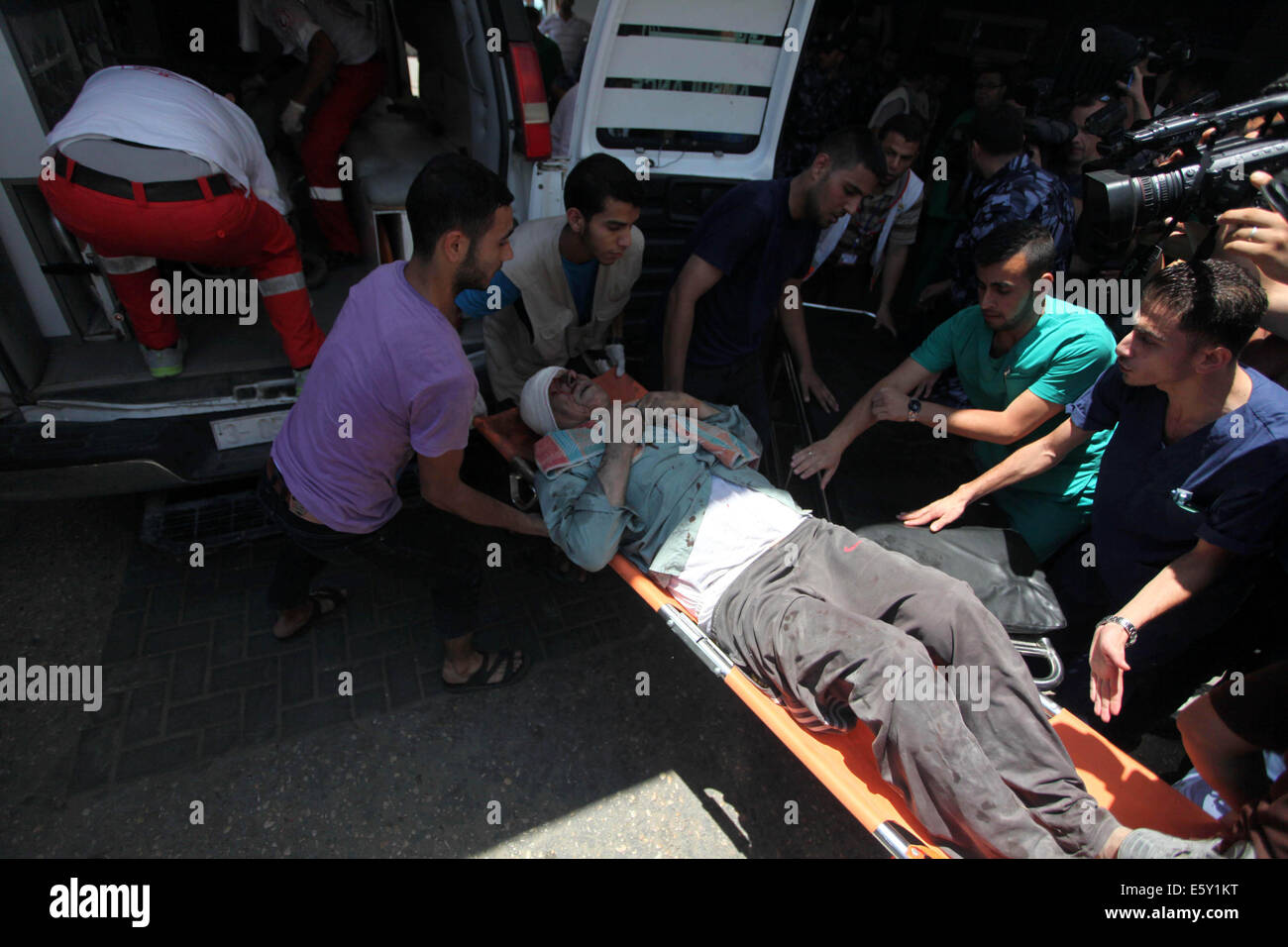 Gaza-Stadt, Gazastreifen, Palästinensische Gebiete. 8. August 2014. Ein palästinensischer Mann ...