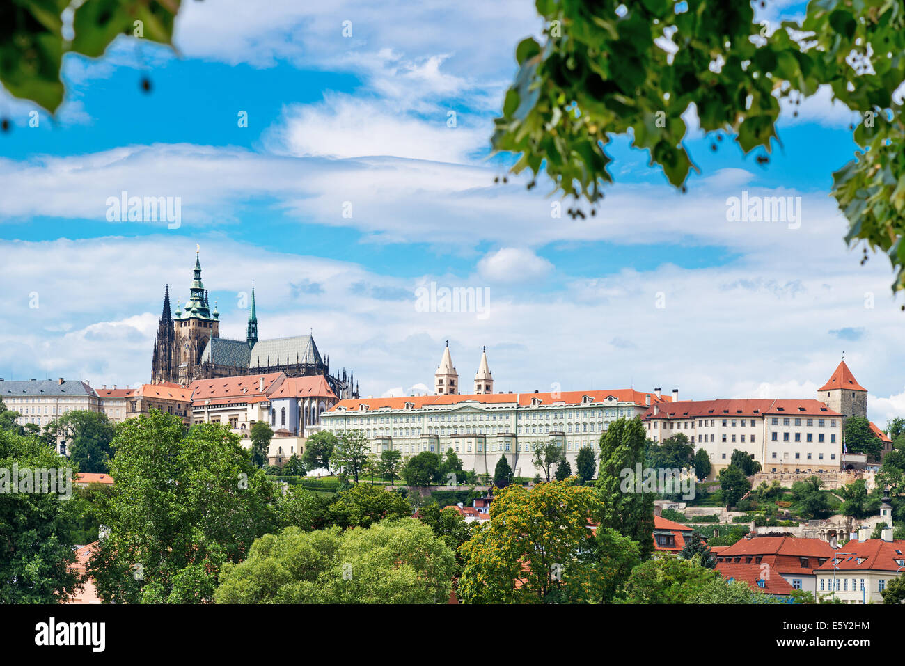 Prager burg panorama hradschin stadtbild mittelalterlich szenisch -Fotos und -Bildmaterial in ...