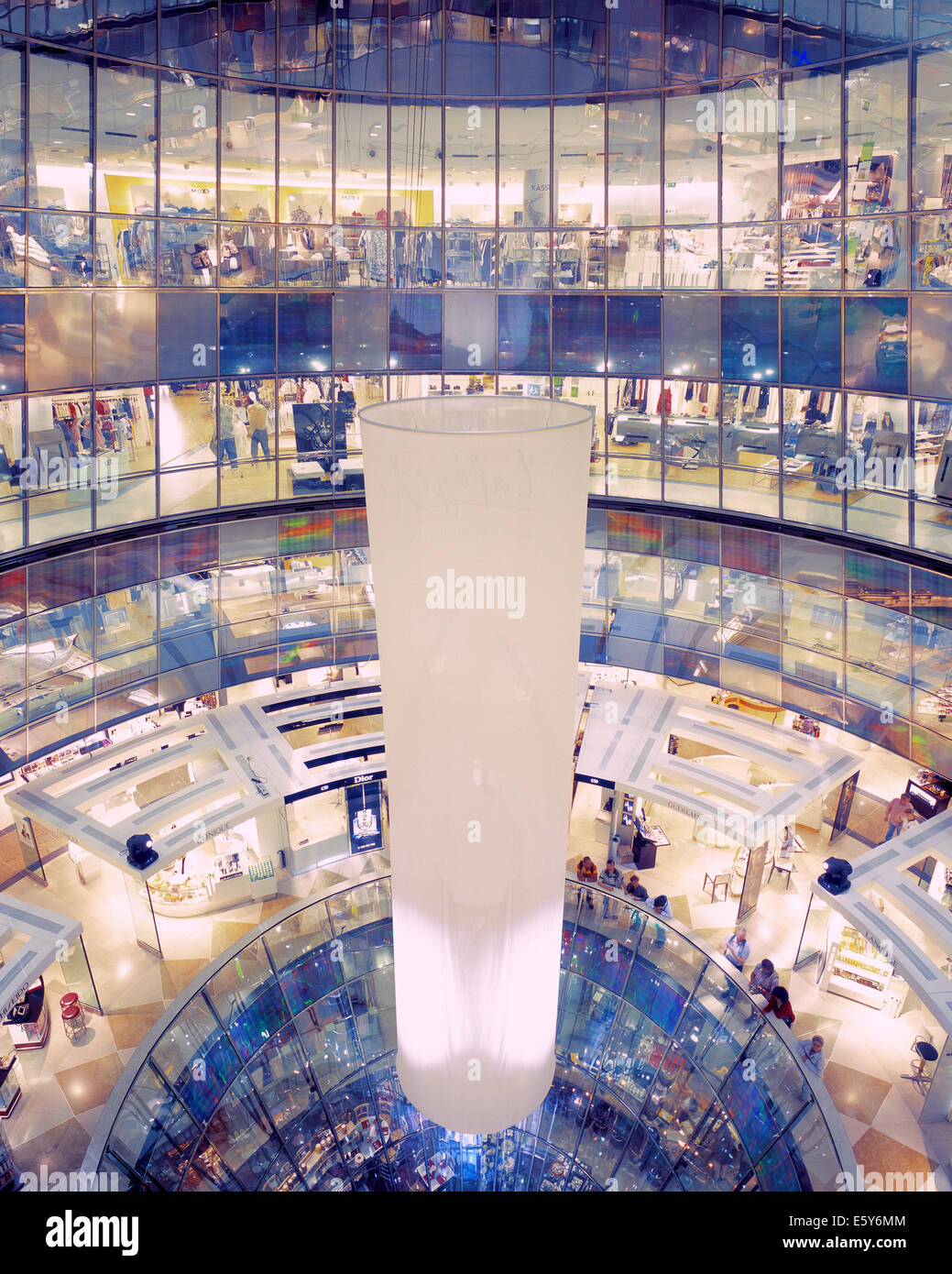 Galeries lafayette berlin -Fotos und -Bildmaterial in hoher Auflösung ...
