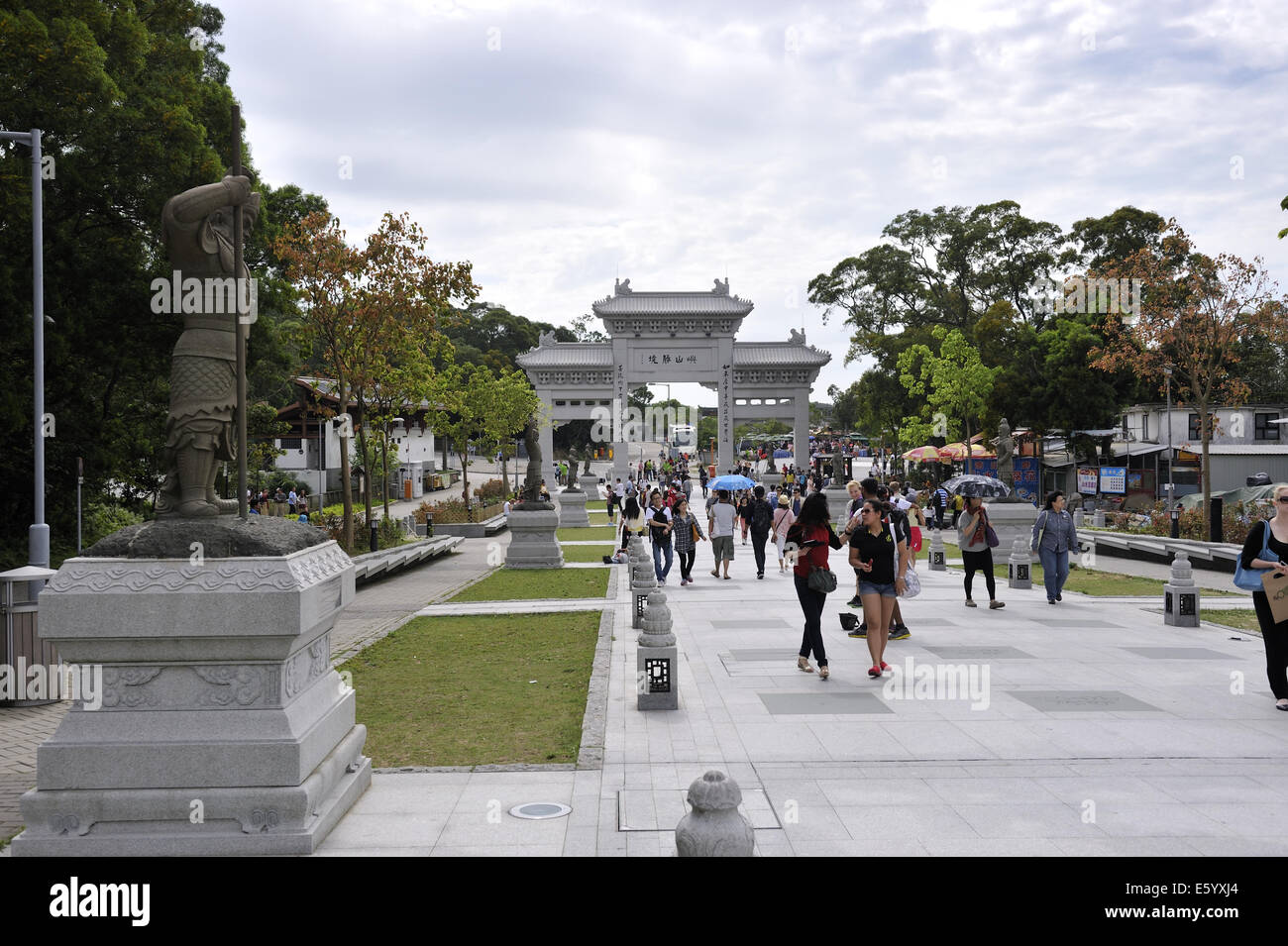 Bodhi Path, mit Statuen von den 12 göttlichen Generäle und Pai Lau in ...