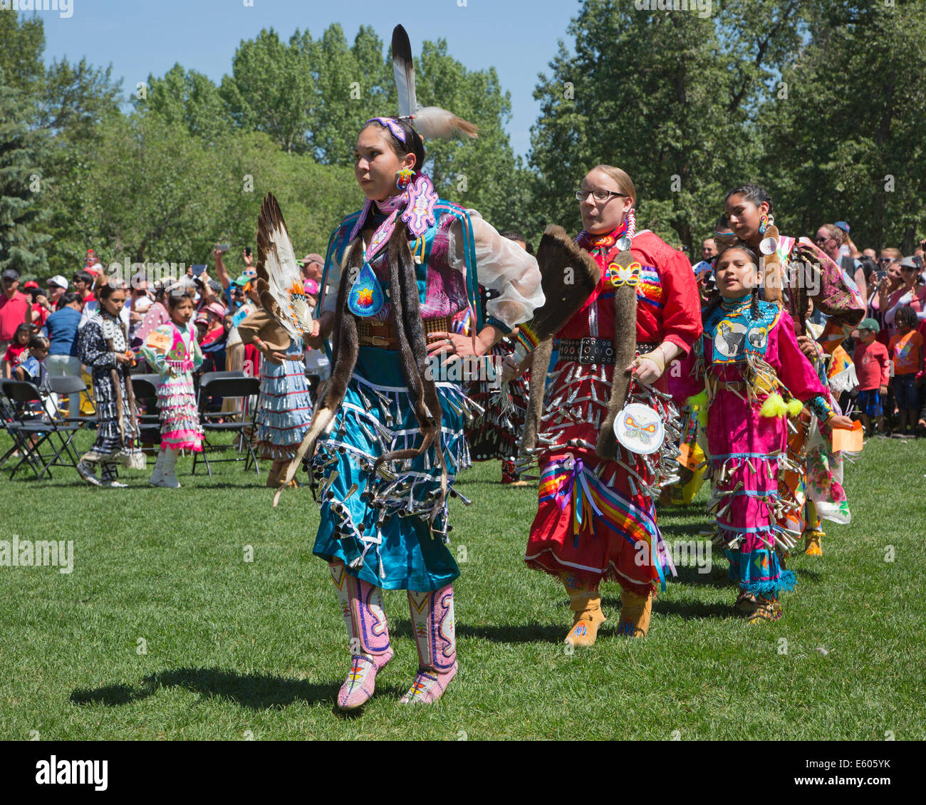 Indigene T nzer Bei First Nations Powwow Feiern Den Canada Day Im indigene-t-nzer-bei-first-nations-powwow-feiern-den-canada-day-im