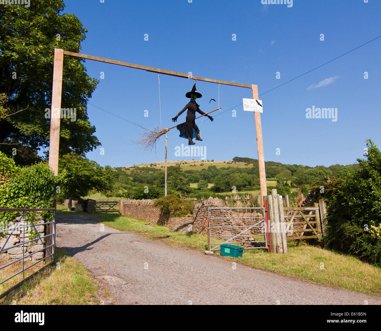 Hexe auf Besen in Batcombe Dorset Stockfotografie - Alamy