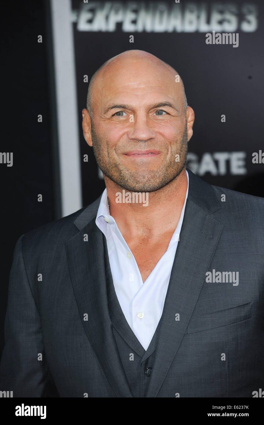 Los Angeles, CA, USA. 11. August 2014. Randy Couture im Ankunftsbereich ...