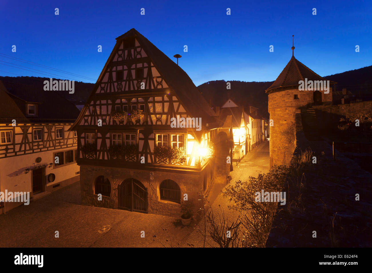 Historisches Rathaus mit einer Festungsmauer und der Turm der ...