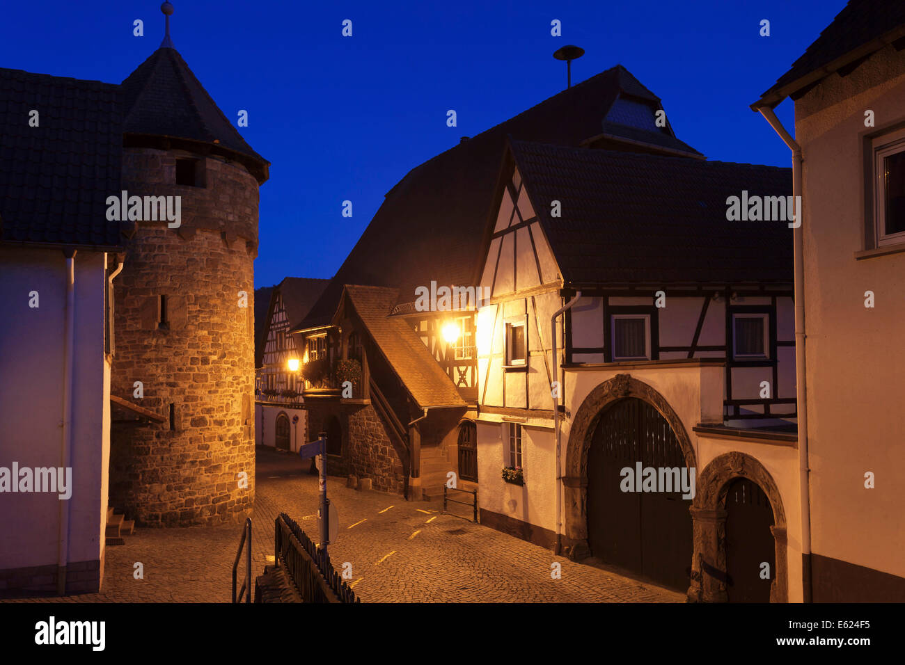 Historisches Rathaus mit einer Festungsmauer und der Turm der ...