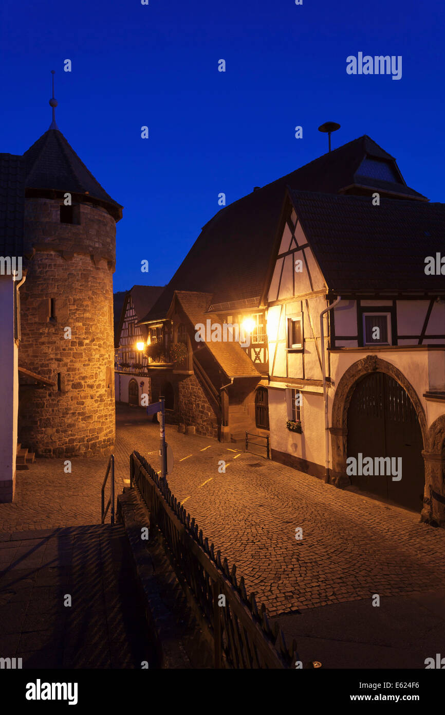 Historisches Rathaus mit einer Festungsmauer und der Turm der ...