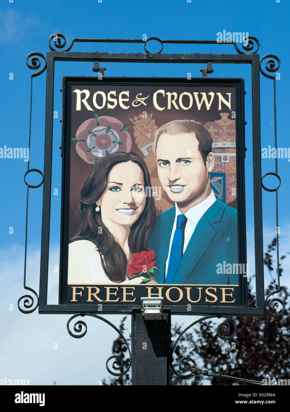 Rose und Krone, High Street, Tilshead, Wiltshire, England, UK.; mit Pub ...