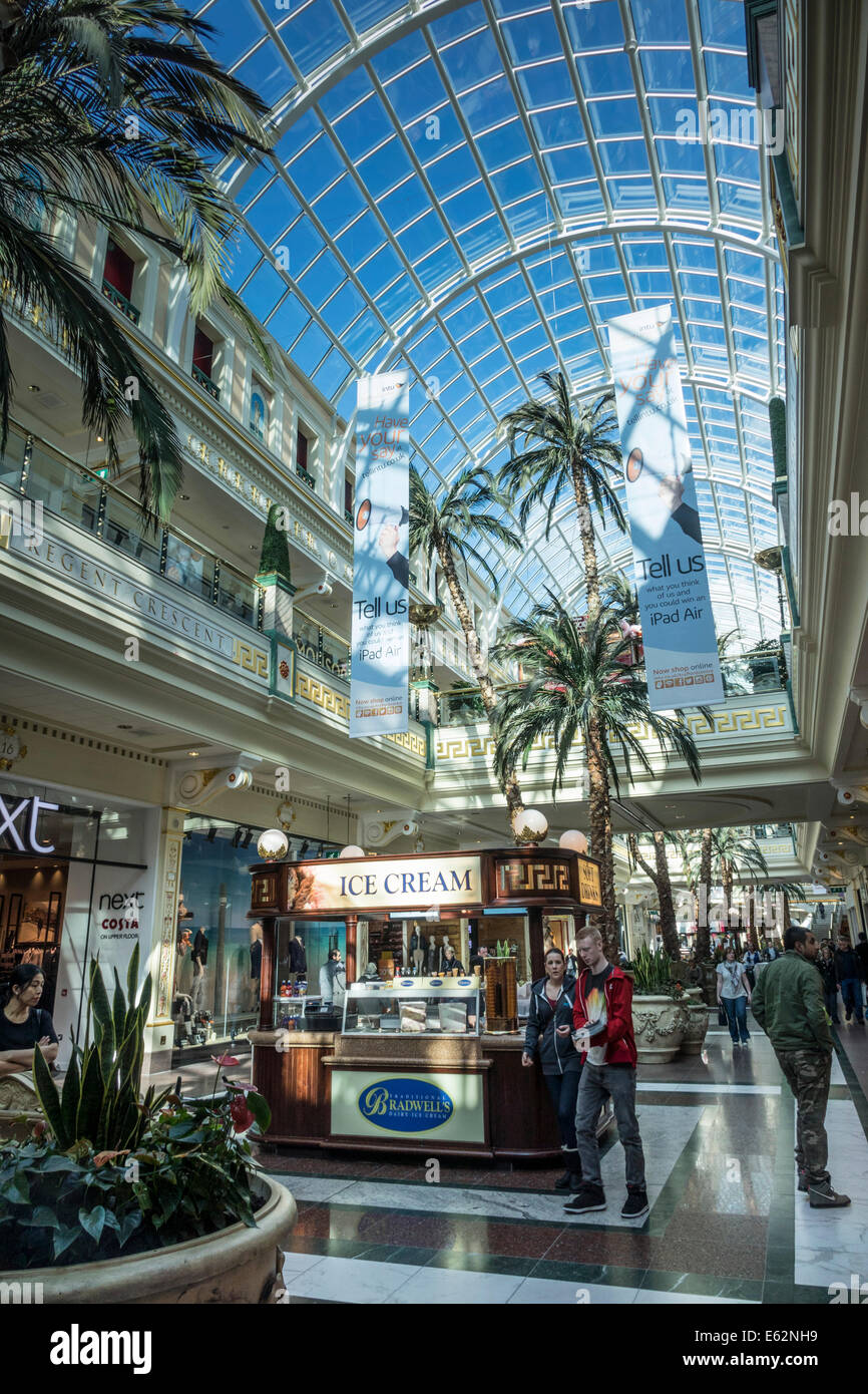Manchester shopping mall -Fotos und -Bildmaterial in hoher Auflösung ...