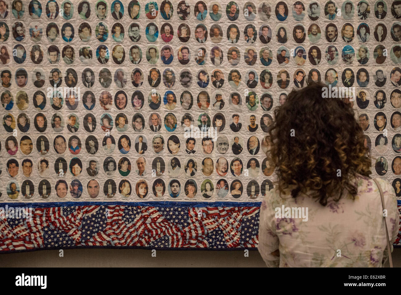 Manhattan, New York. Eine Frau blickt in die Gesichter der 11 ...