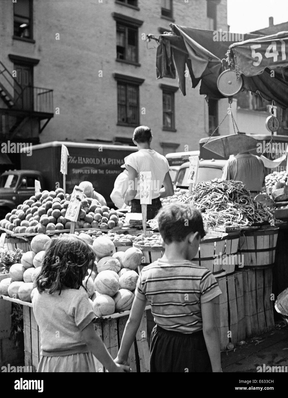 Freiluftmarkt der 1950er jahre Schwarzweiß-Stockfotos und -bilder - Alamy