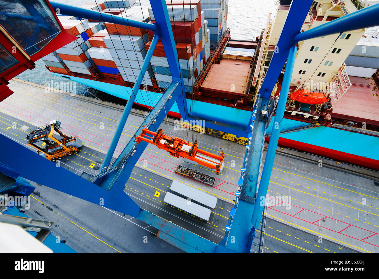 stapelbare Container Container-Kran auf Schiff am Kai Seite ...