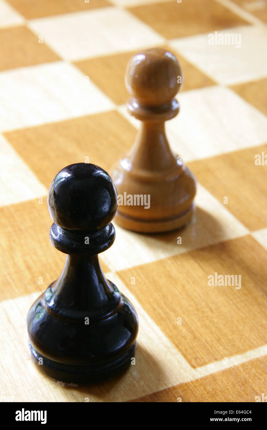 Zwei Bauern auf Schach-Brett-Nahaufnahme Stockfotografie - Alamy