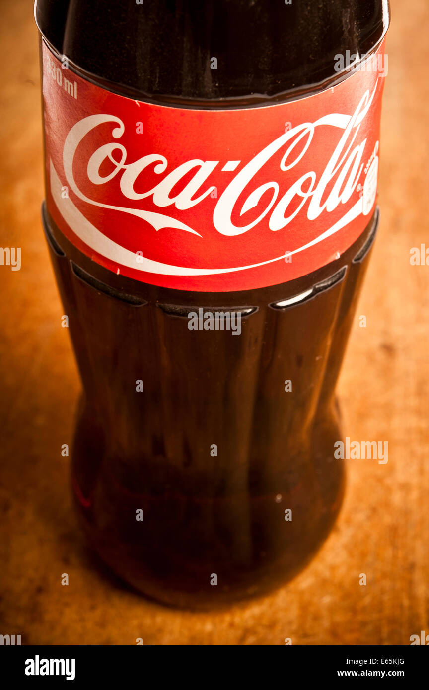 One coca cola bottle -Fotos und -Bildmaterial in hoher Auflösung – Alamy