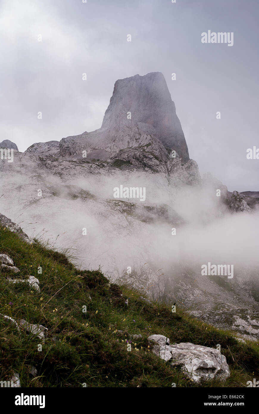 Blick auf die Naranjo de Bulnes genannt auch Urriello Stockfotografie ...