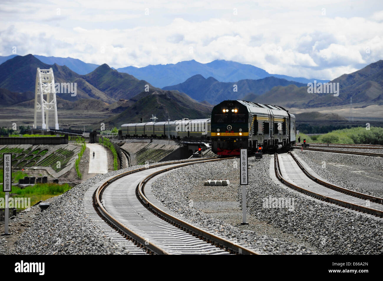 Lhasa train station tibet -Fotos und -Bildmaterial in hoher Auflösung ...
