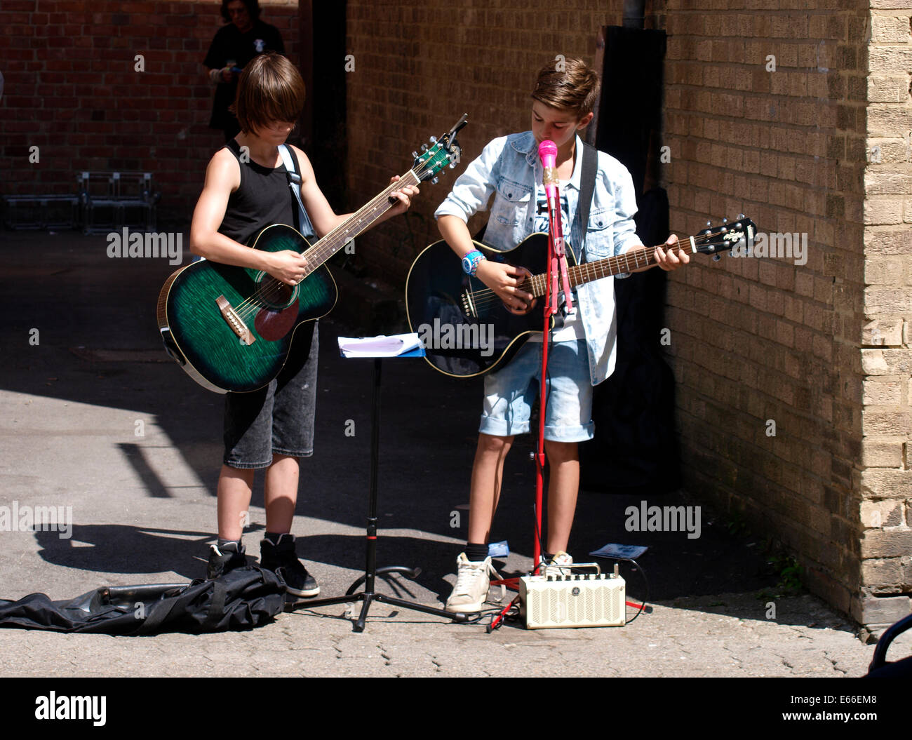 Jungs 12 bis 13 jahre alt -Fotos und -Bildmaterial in hoher Auflösung ...