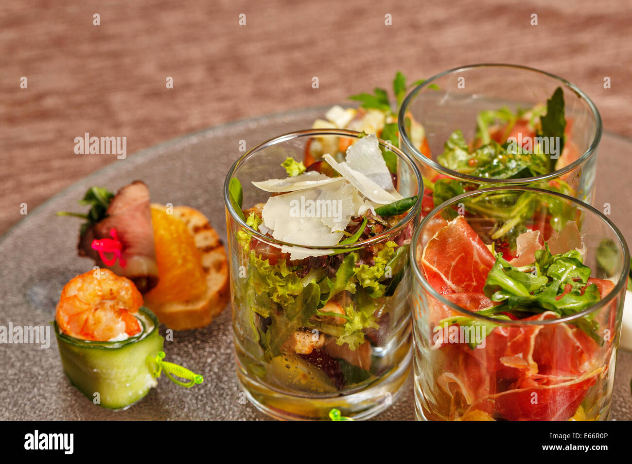 Das Essen im Restaurant in Form von Snacks, Sandwiches und Canapés ...