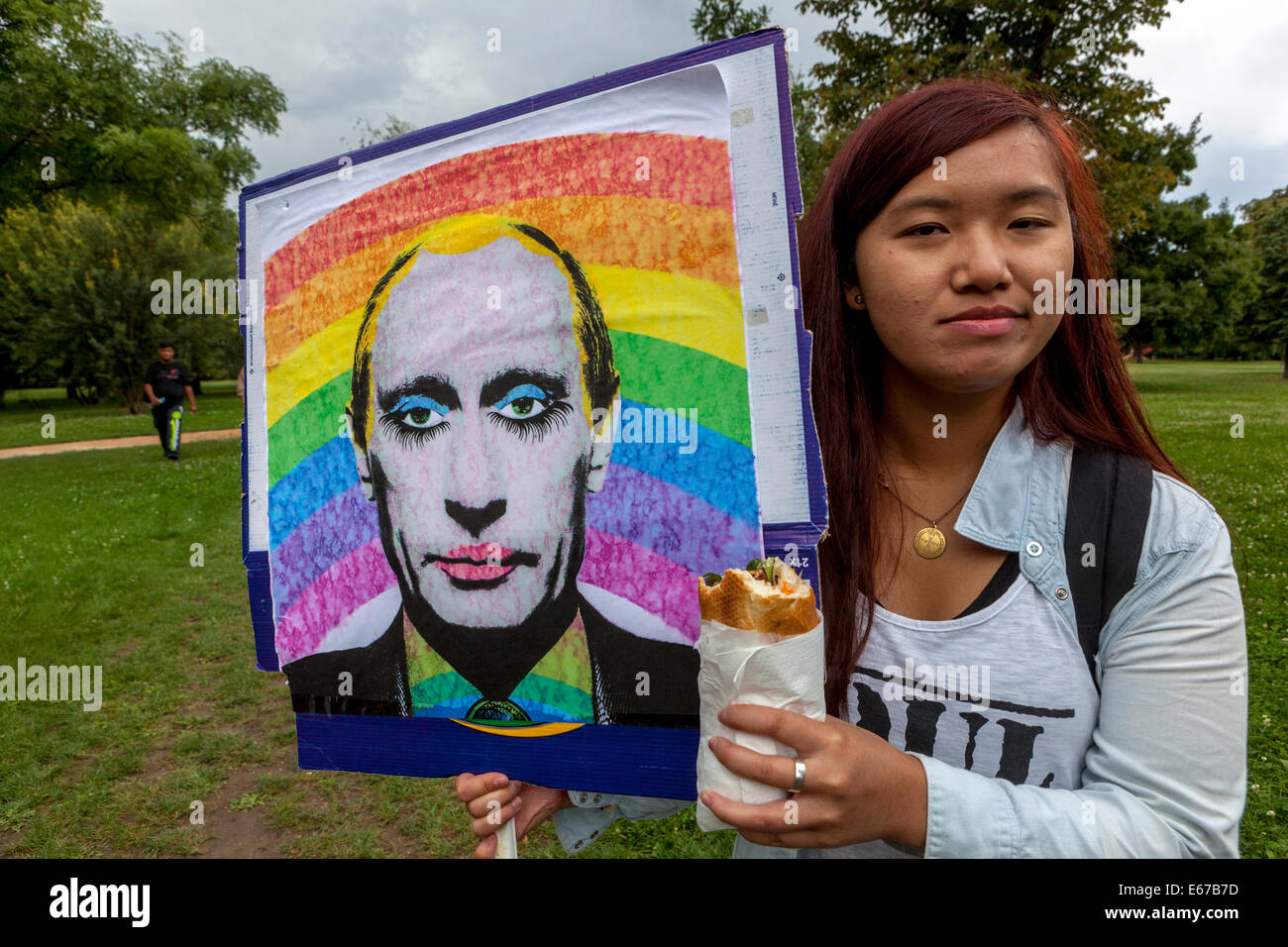 LGBT-Rechte Russland protestiert Frauen mit einem Plakat und Hotdog für ...