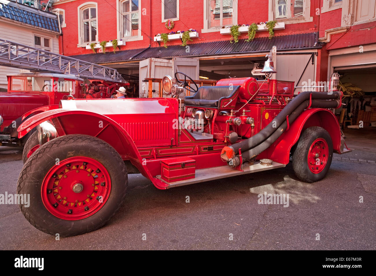 Alte Feuerwehrautos waren zu sehen bei der Feuerwehr In Bergen Norwegen ...