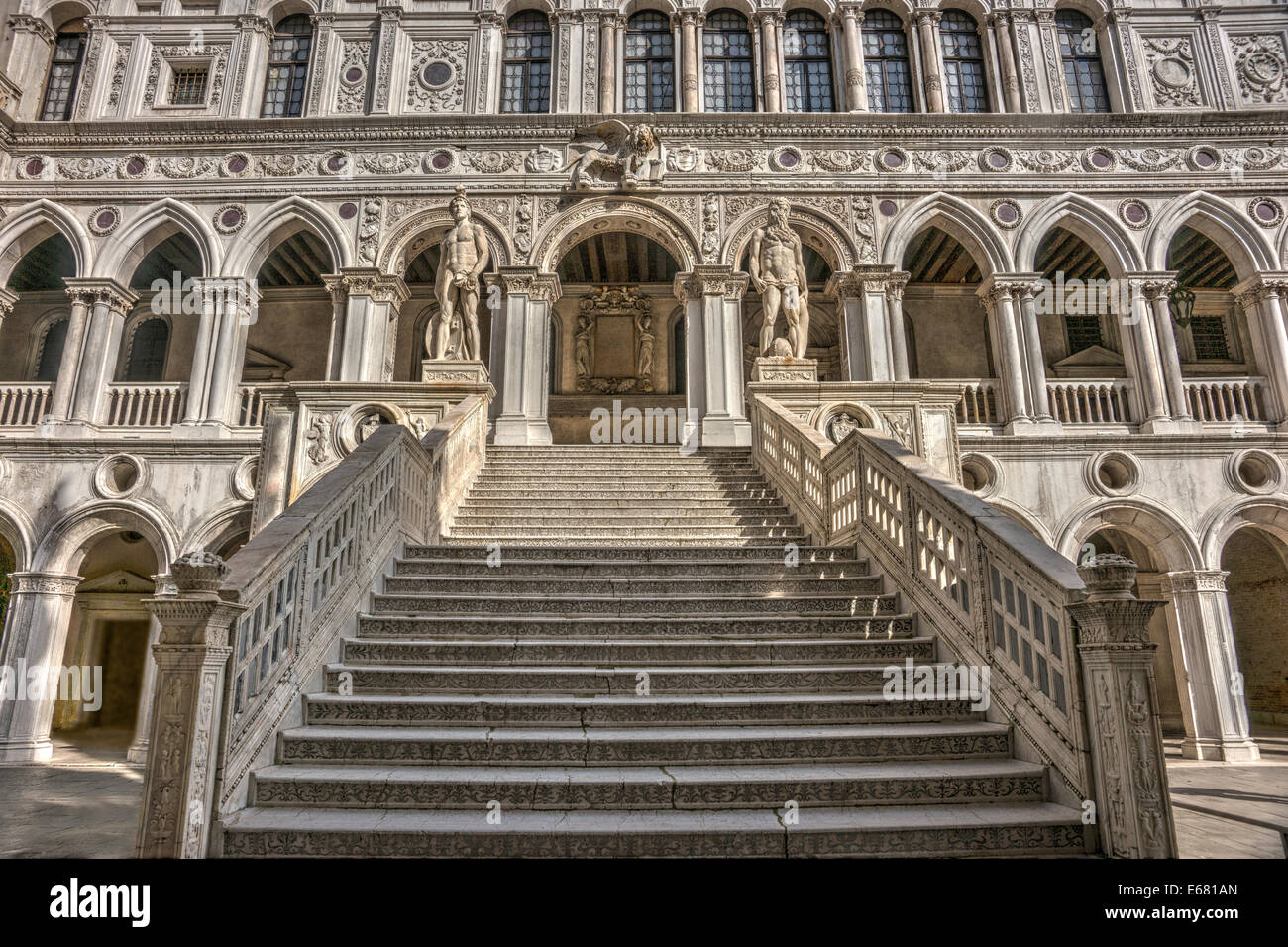 Realistische HDR-Bild des Riesen-Treppe im Innenhof vor der zweiten ...
