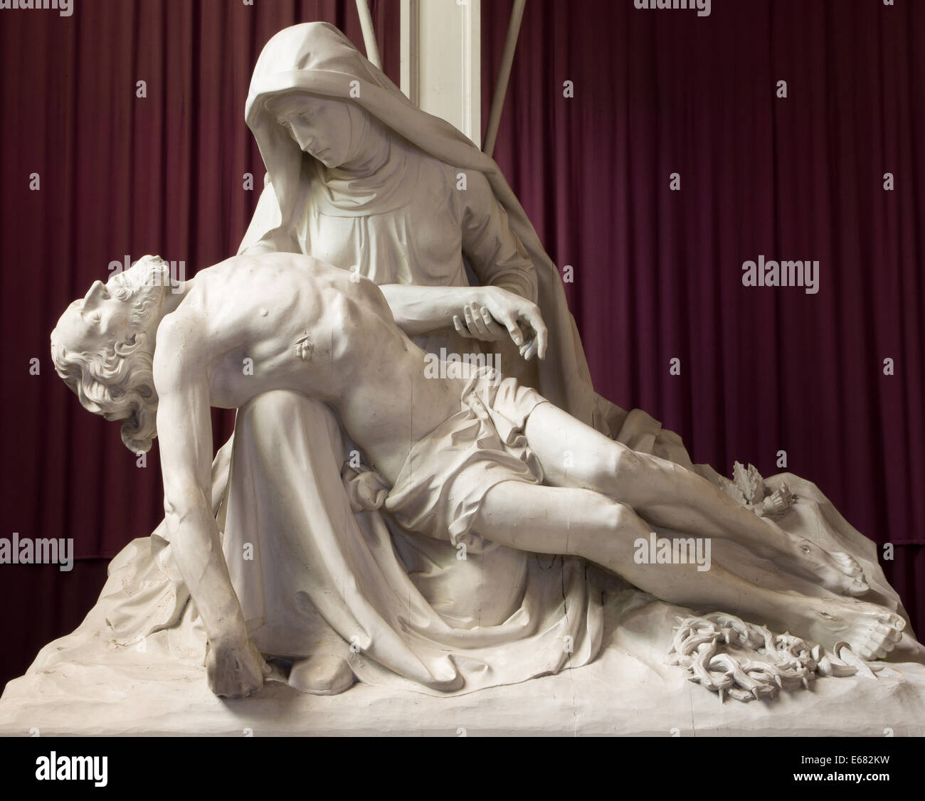 MECHELEN, Belgien - 14. Juni 2014: Die Pieta-Statue in der Kirche st ...